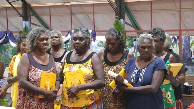 Tears of joy as Gumatj people receive their new Bibles - Eternity News